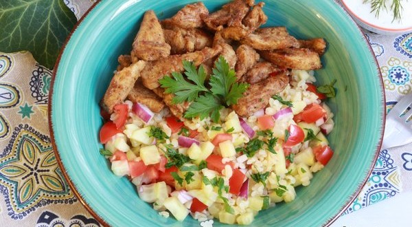 Bulgur saláta roston csirkecsíkokkal | Receptkirály.hu